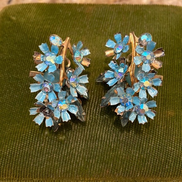 beau jewels | Jewelry | Vintage Beau Jewels Blue Cluster Floral Clip On ...